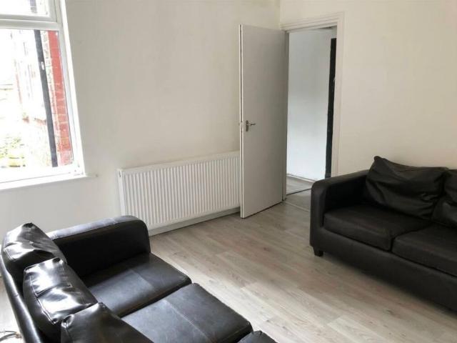 Room in a Shared House, Deramore Street, M14