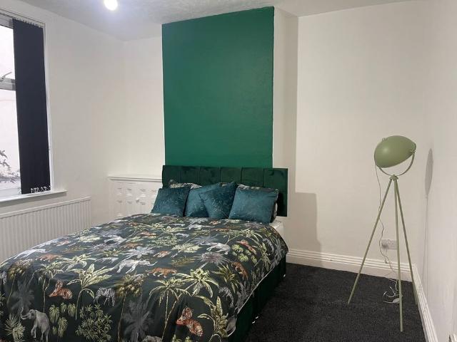 Room in a Shared House, Dickenson Road, M13