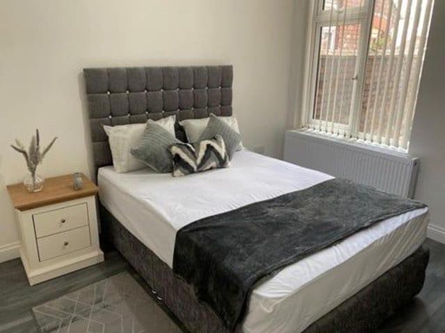 Room in a Shared House, East Road, M12