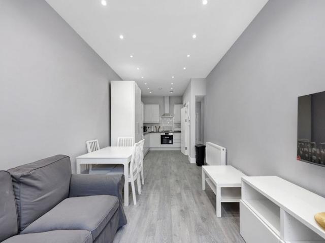 Room in a Shared House, Earlham Grove, E7