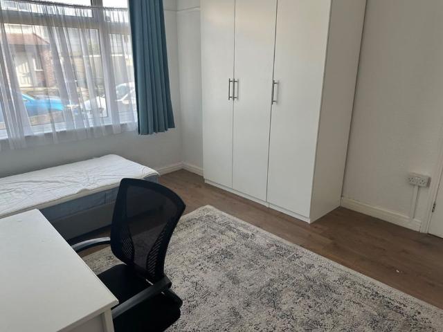 Room in a Shared House, Eden Close, HA0