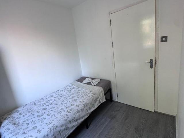 Room in a Shared House, Elland House, E14
