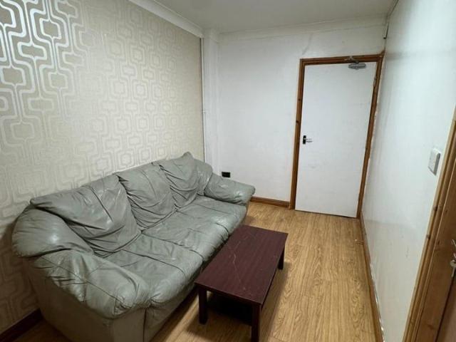 Room in a Shared House, Ellesmere Road, B8