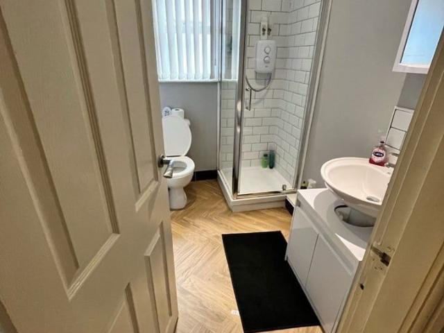 Room in a Shared House, Errol Street, L17