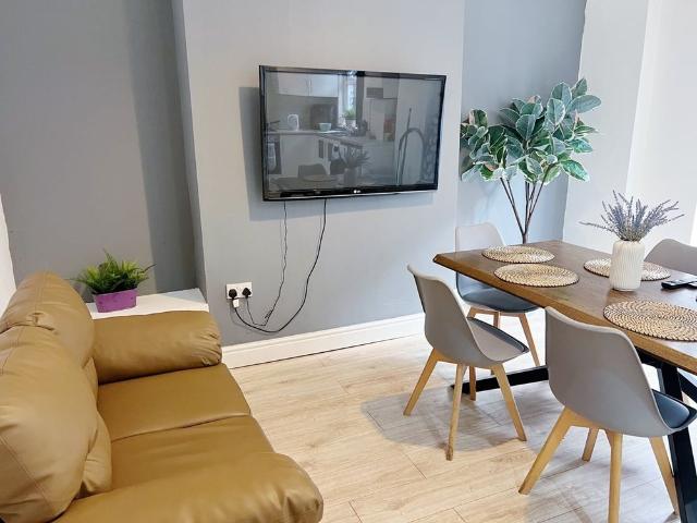 Room in a Shared House, Esmond Street, L6