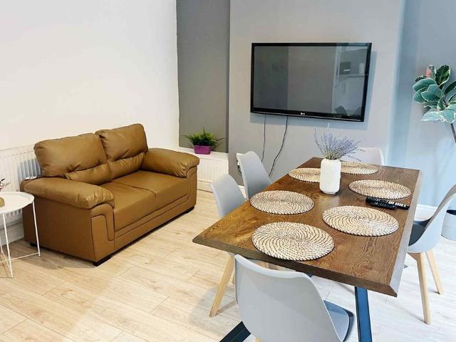 Room in a Shared House, Esmond Street, L6