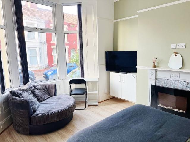Room in a Shared House, Esmond Street, L6
