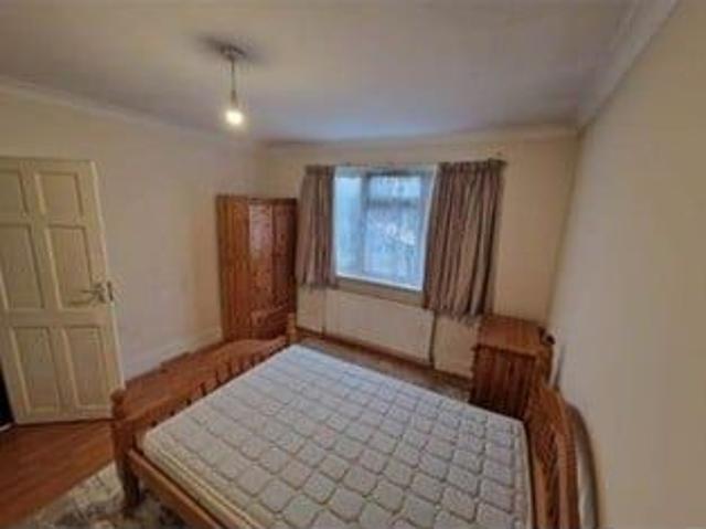 Room in a Shared House, Fairway Gardens, IG1