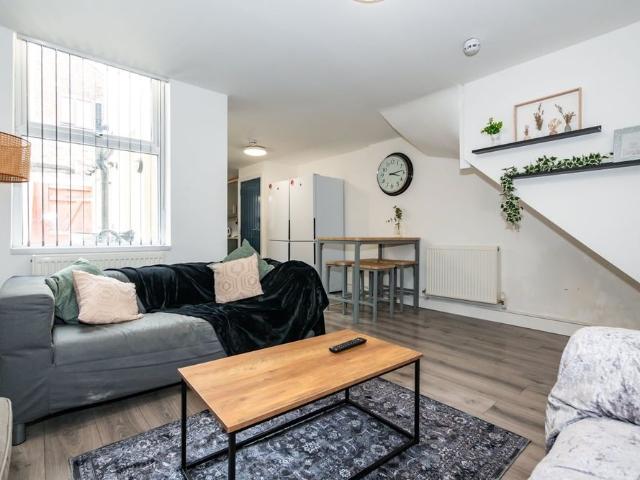 Room in a Shared House, Fell Street, L7