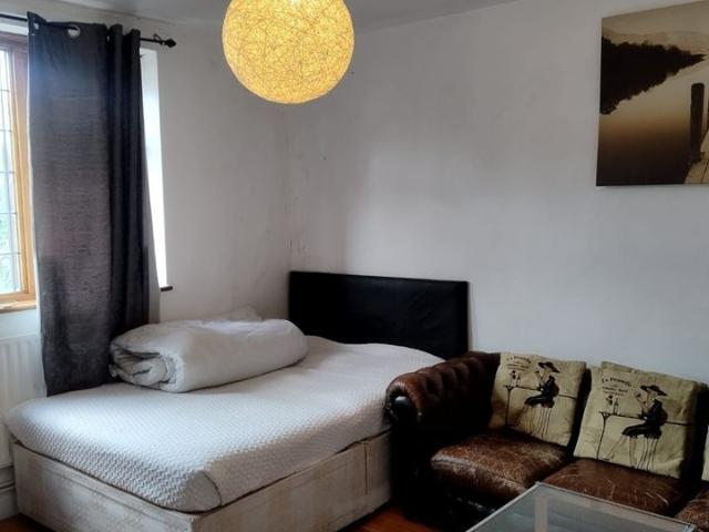 Room in a Shared House, Fellows Court, E2