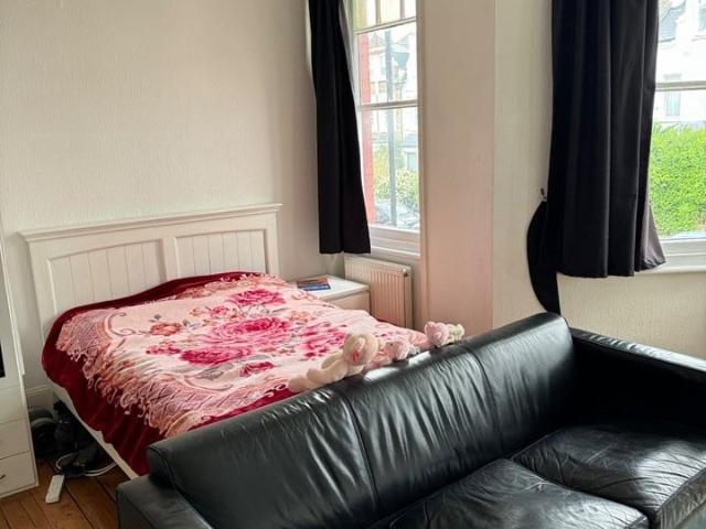 Room in a Shared House, Ferme Park Road, N8