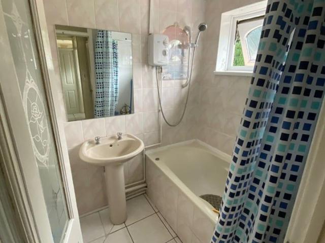 Room in a Shared House, Foster Way, B5