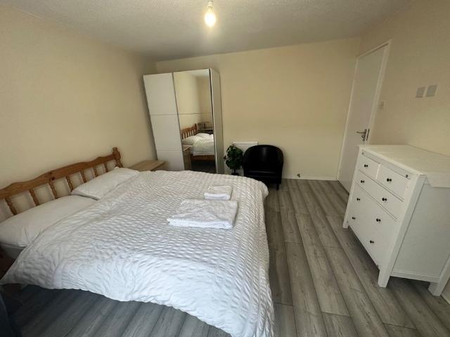 Room in a Shared House, Freya Grove, M5