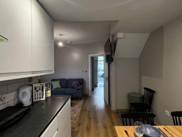 Room in a Shared House, Gilroy Road, L6