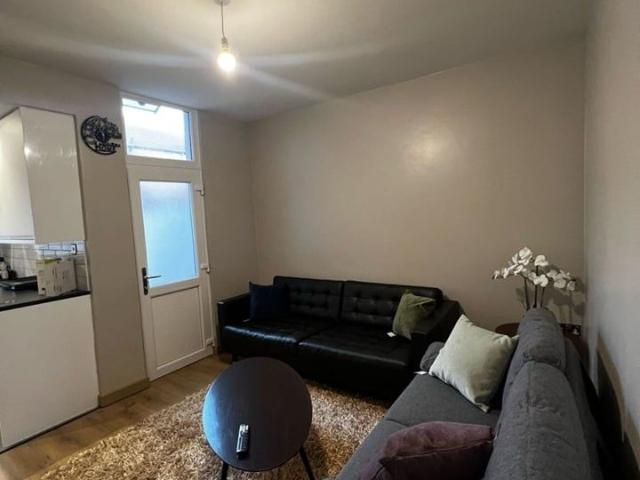 Room in a Shared House, Gilroy Road, L6