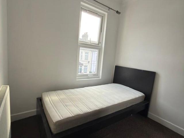 Room in a Shared House, Glenny Road, IG11