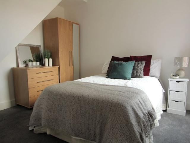 Room in a Shared House, Grange Avenue, RG6