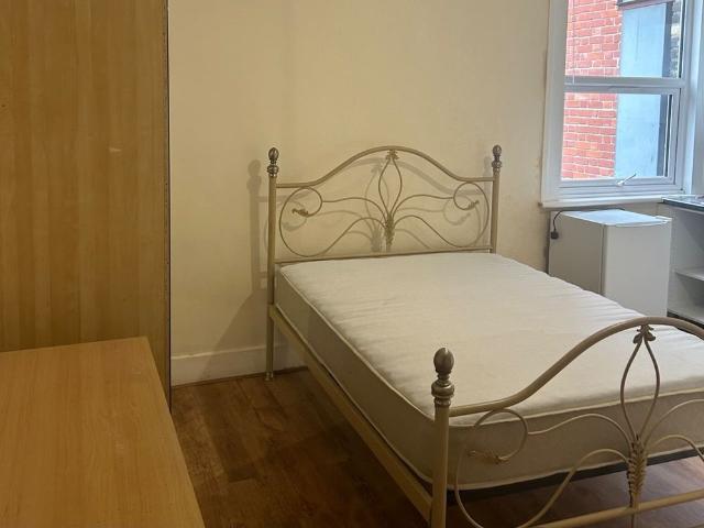Room in a Shared House, Green Lanes, N13