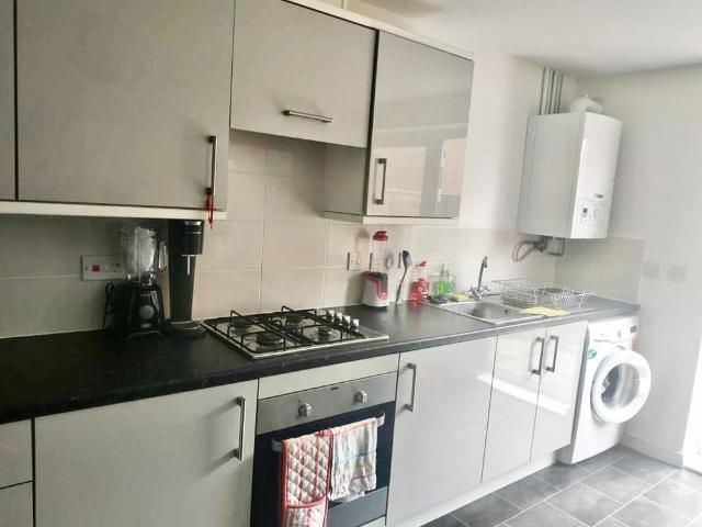 Room in a Shared House, Greengage, M13