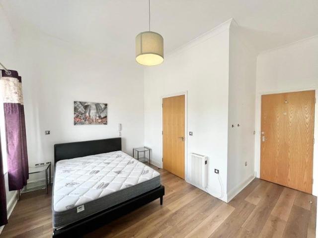 Room in a Shared House, Greenhill Road, M8