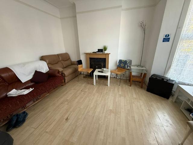 Room in a Shared House, Grosvenor Road, IG1