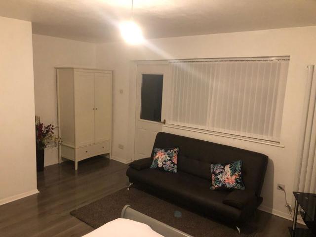 Room in a Shared House, Hurdlow Walk, M9
