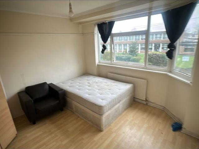 Room in a Shared House, Huxley Drive, RM6