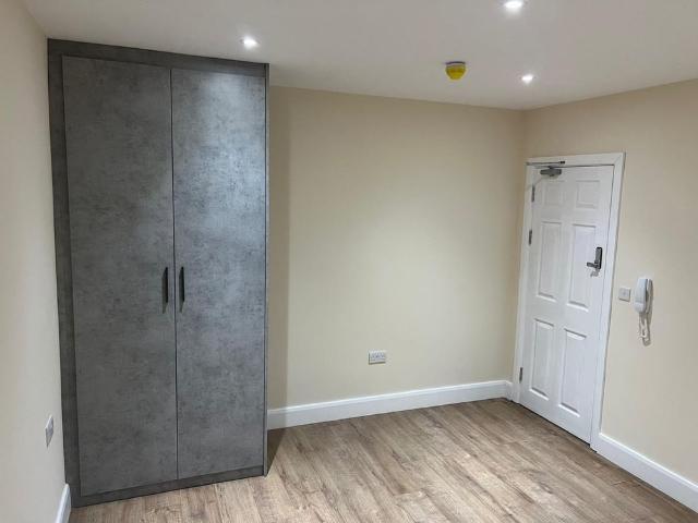 Room in a Shared House, Hanworth Road, TW4