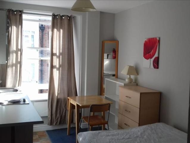 Room in a Shared House, Hatherley Grove, W2
