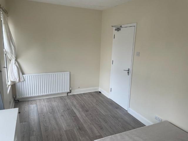 Room in a Shared House, Heath Road, CR7