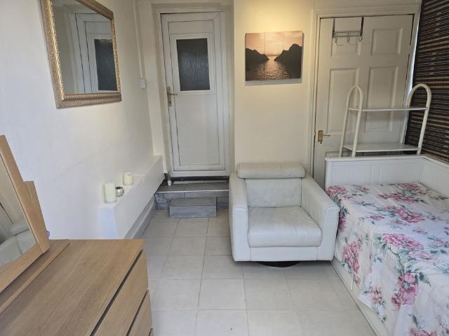 Room in a Shared House, Heath Road, TW3