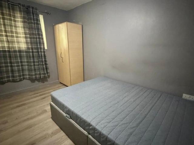 Room in a Shared House, Heathside, TW4
