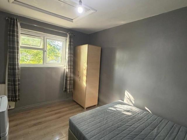 Room in a Shared House, Heathside, TW4