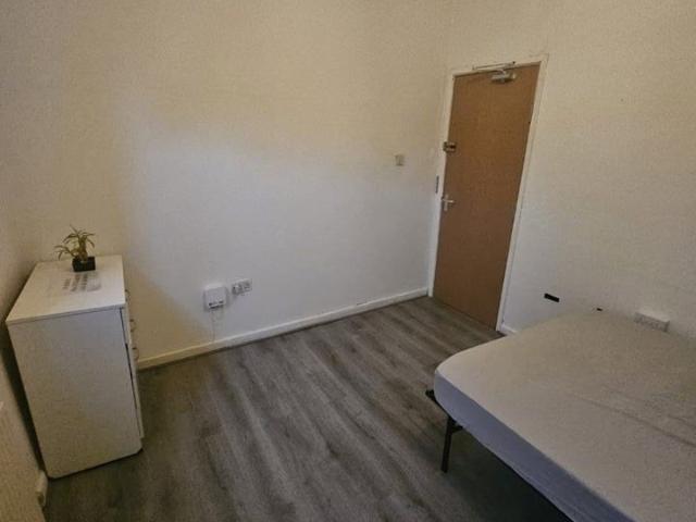 Room in a Shared House, High Street, B66