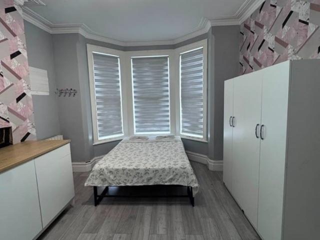 Room in a Shared House, Higham Road, N17