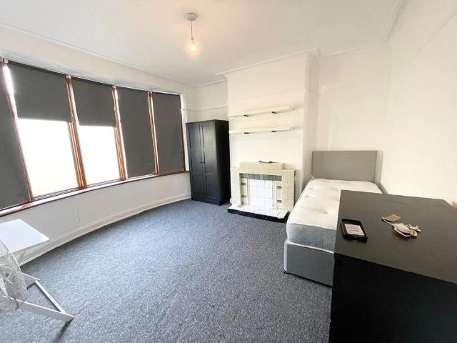 Room in a Shared House, Higham Road, N17