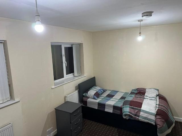 Room in a Shared House, Highfield Road, B8