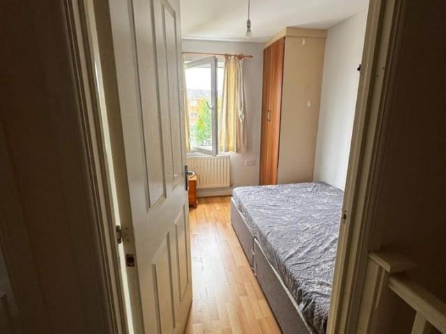 Room in a Shared House, Hitchen St, M13