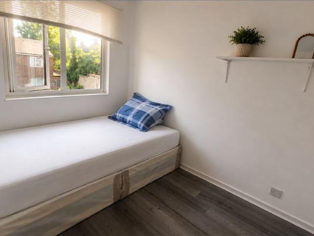 Room in a Shared House, Hogan Way, E5