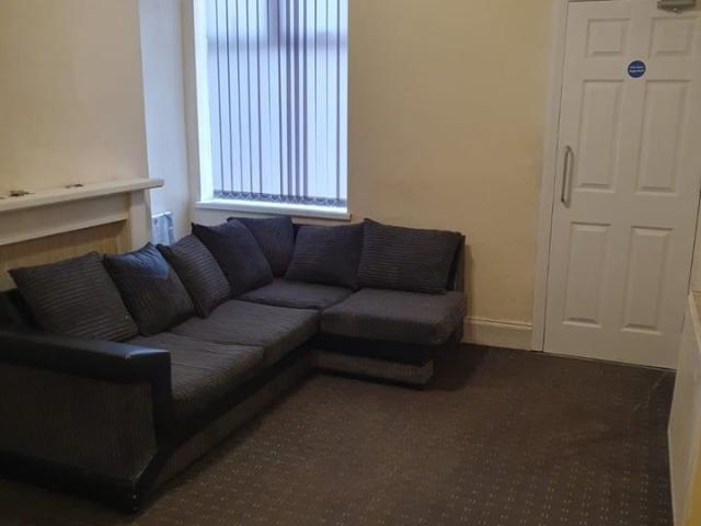 Room in a Shared House, Holder Road, B25