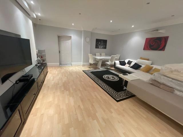 Room in a Shared House, Holland Park Avenue, IG3