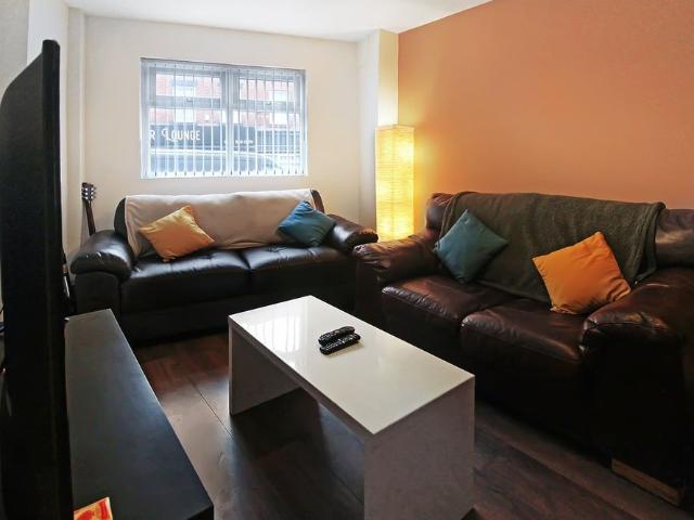 Room in a Shared House, Holt Road, L7