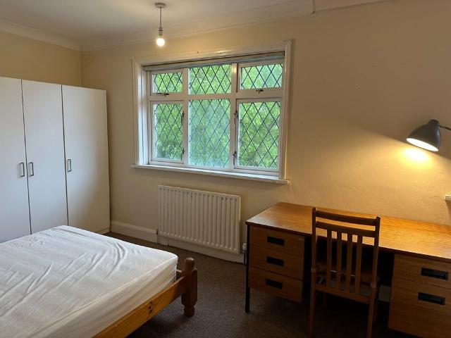 Room in a Shared House, Honeysuckle Road, SO16