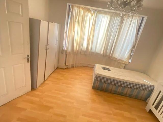 Room in a Shared House, Ilford Lane, IG1