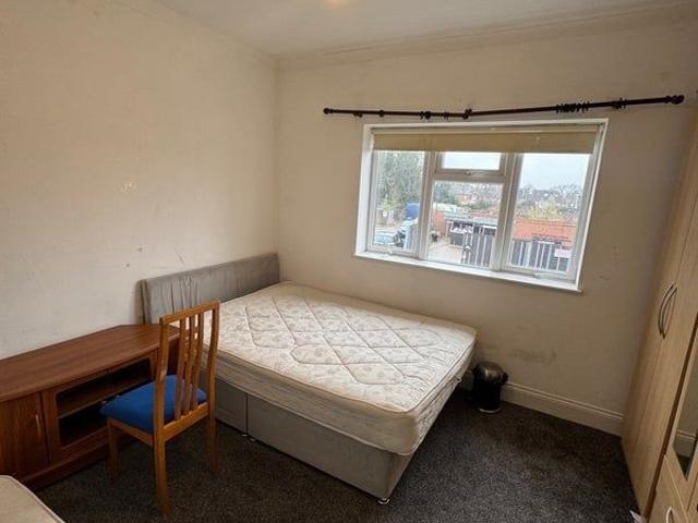 Room in a Shared House, Jubilee Way, SW19