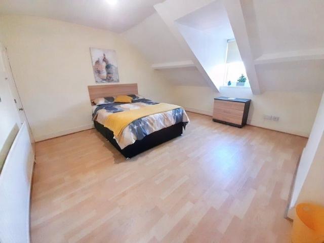 Room in a Shared House, Kempster Gardens, M7