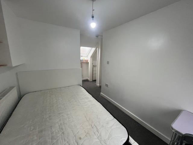 Room in a Shared House, Kenley Road, SW19