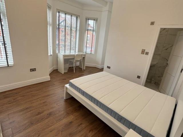Room in a Shared House, Kensington Avenue, M14