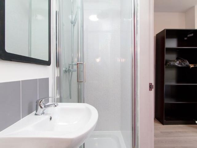 Room in a Shared House, Kensington, L7