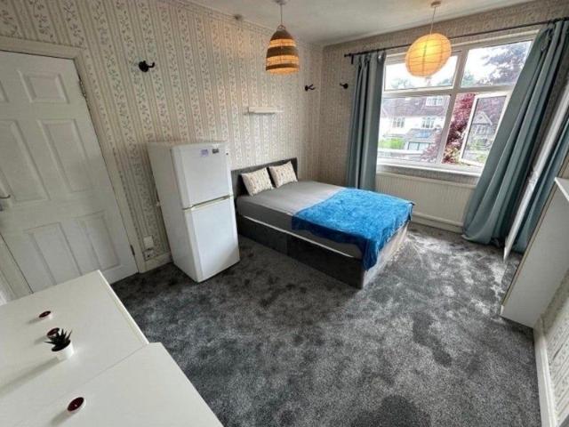 Room in a Shared House, Kingsmere Park, NW9